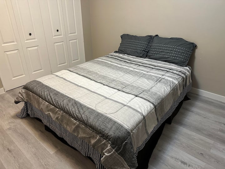 Spacious 2 Bedroom Bi Level Patio And Yard - Fox Creek