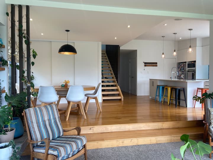 Stylish And Sunny Family Home On Campbell - Mount Maunganui