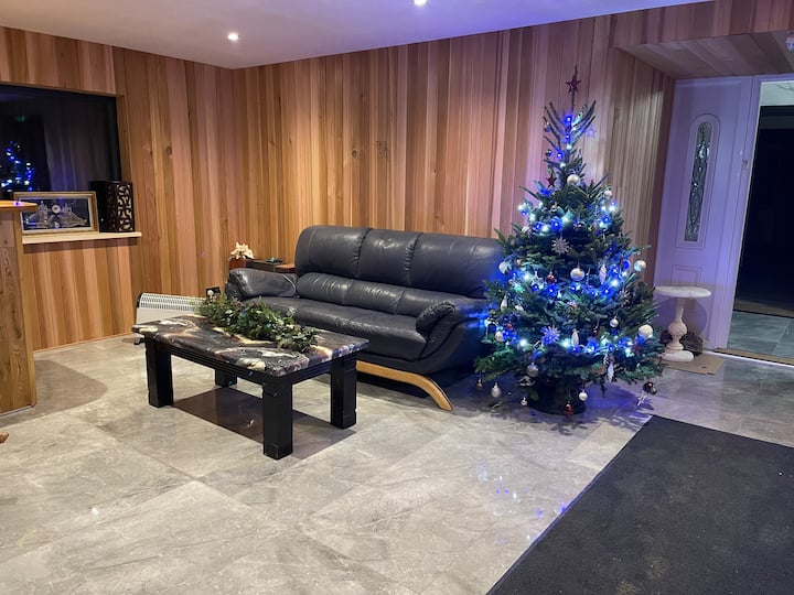 Sleeps 1 Person. Private Bedroom - Crawley