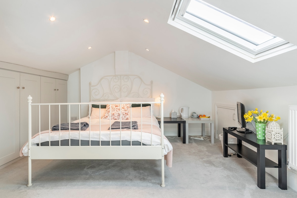 Bea House, attic bedroom/ensuite - Houses for Rent in Merseyside ...