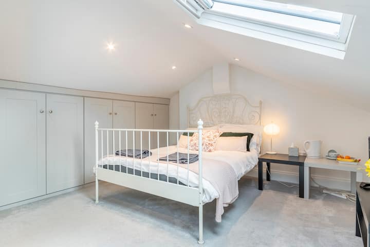 Bea House, Attic Bedroom/ensuite - Liverpool