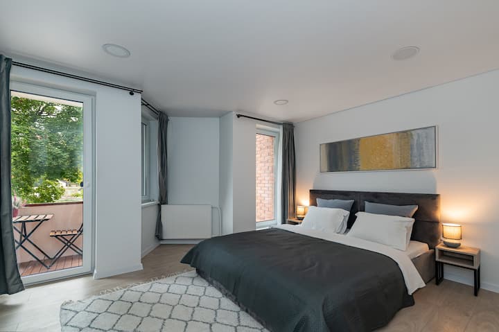 Riverfront 2bd Apartment By Domvia - 카우나스