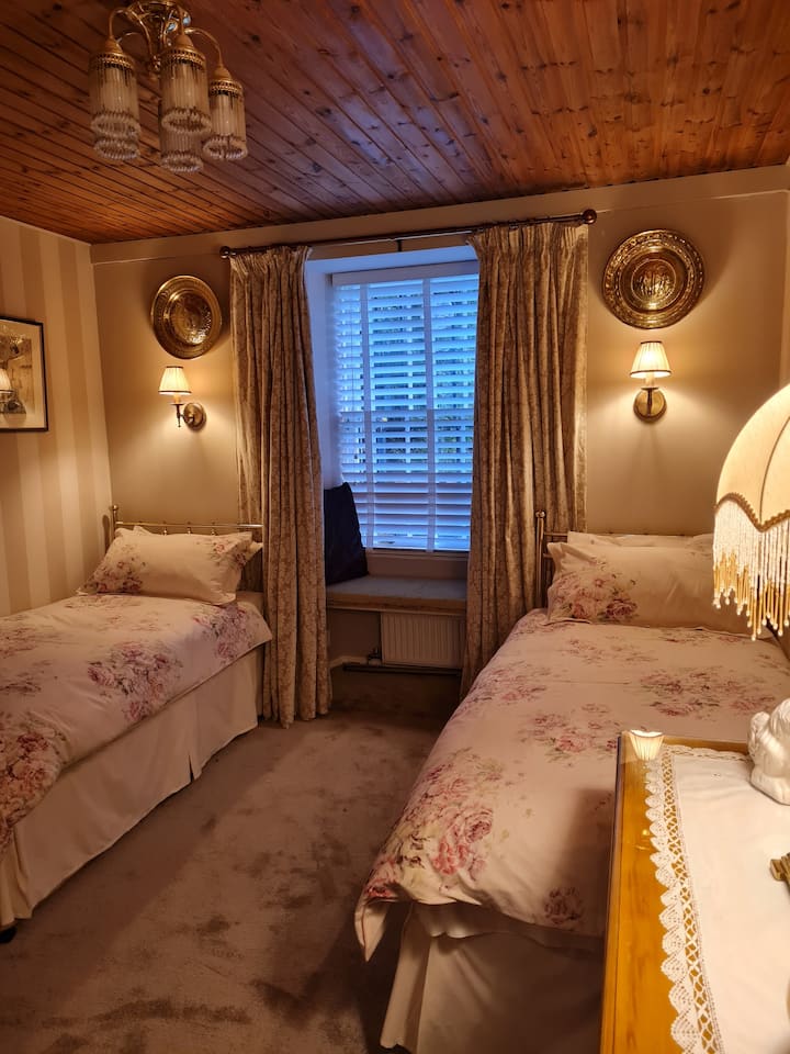 The Flower House Twin Room 
Min Stay  7 Nights - Glasgow
