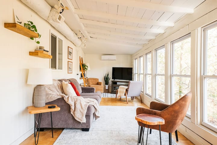 The Blue Pine - A Cozy Updated Lakeside Cottage - Lake Hartwell