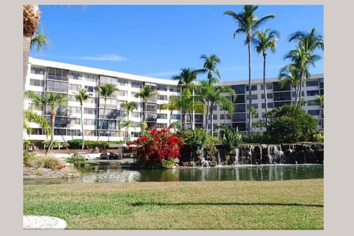 Updated Condo- Harbor Tower- 5 Min Walk To Beach! - Siesta Key, FL