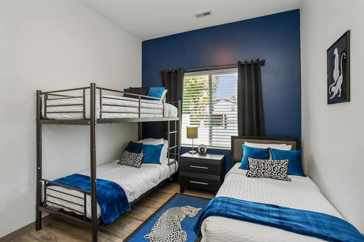 *2* Condo Combo | 8 Bd/4 Ba | 8 Min-> Dt! Central!