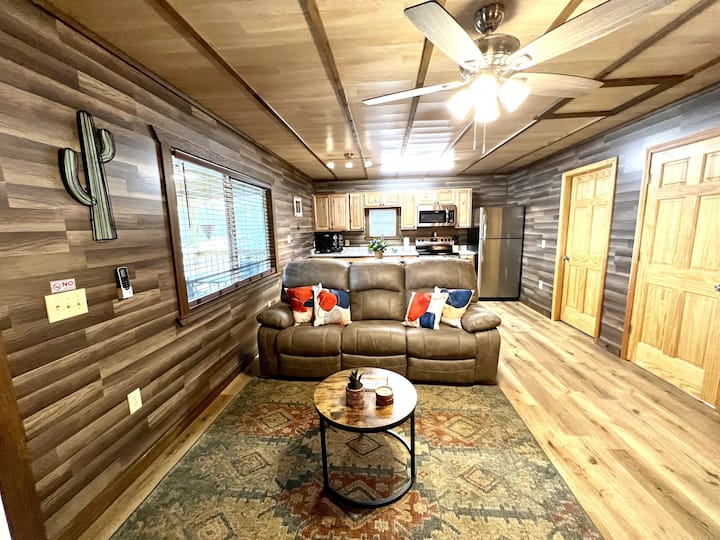 Beautiful 2-bedroom Cabin On The River - Biltmore, TN
