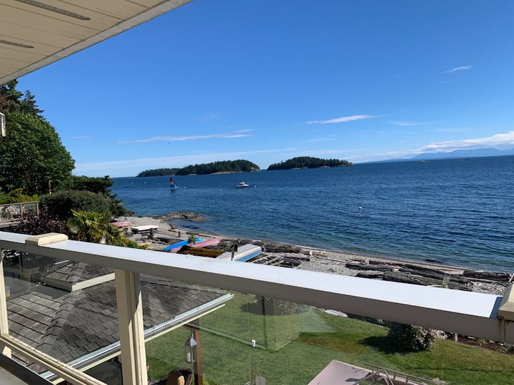 Walk-on Waterfront At 'The Devine Beachside' - Sechelt