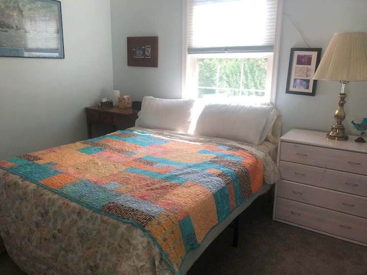 Middle Room In Lovely Home - Arlington, VA