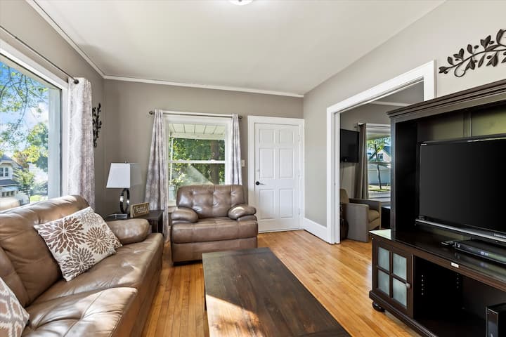 Relax In This Comfortable Space! - Milwaukee, WI