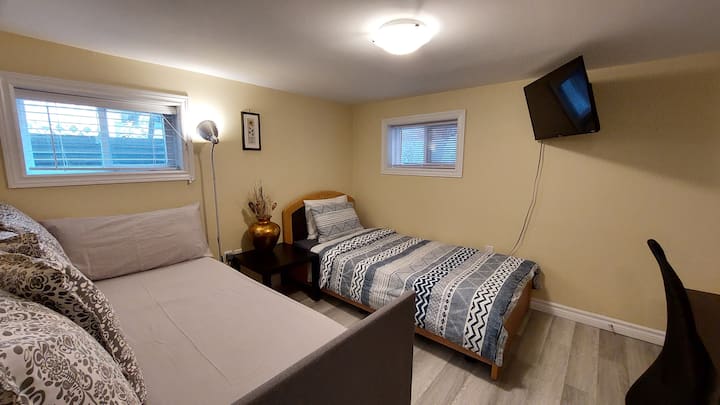 Two Single Beds & Bath W/ A Separate Entrance - Toronto