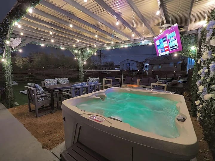 Epic Backyard-hot Tub-near Dwtn -Games-sleeps 16 - 聖安東尼奧