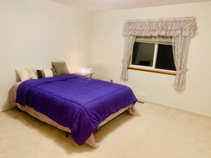 3 Mins From Border, Large Bedroom & Private Bath 1 - White Rock