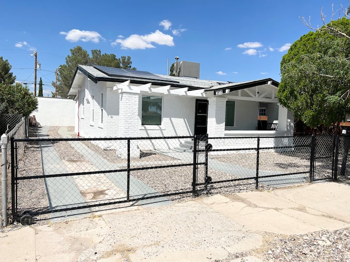 Cheerful 6 Bed 5 Rooms 2 Bath Fully Renovated Home - El Paso, TX