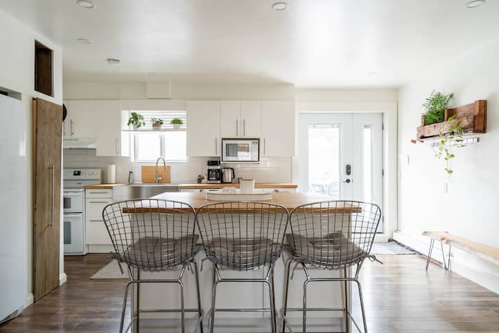 Large Private Deck Near Downtown - Waterloo