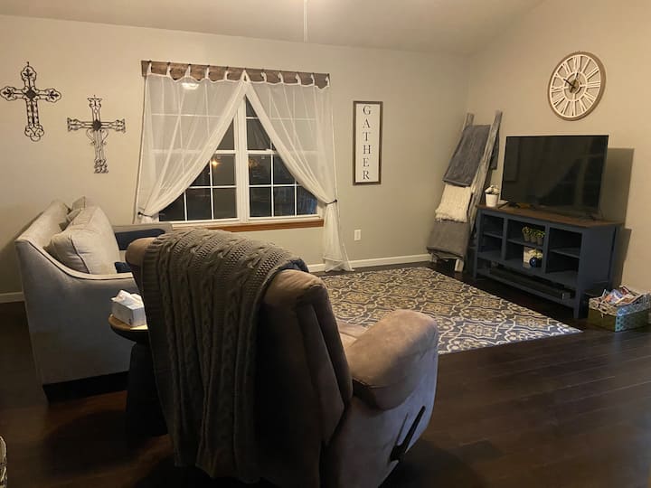 Cheerful 3 Bedroom Home Waiting Your Arrival! - Columbia, MO