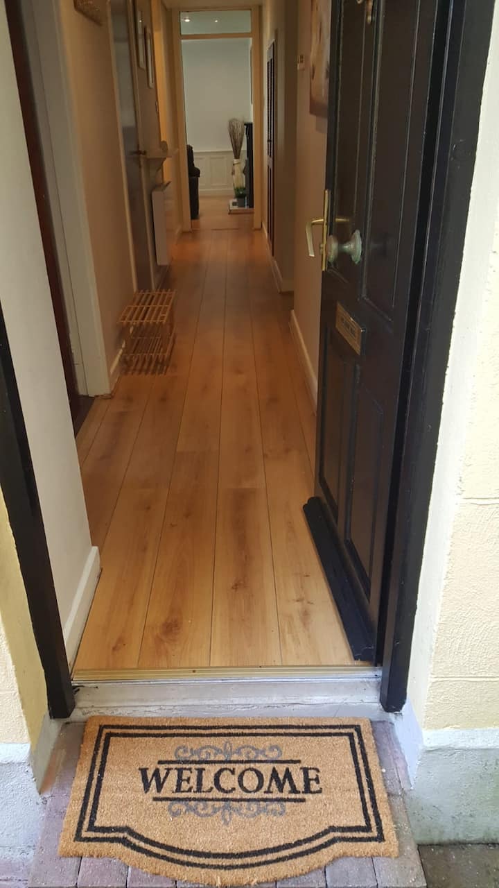 2 Bed Apartment Earls Court. Ample Free Parking - Waterford