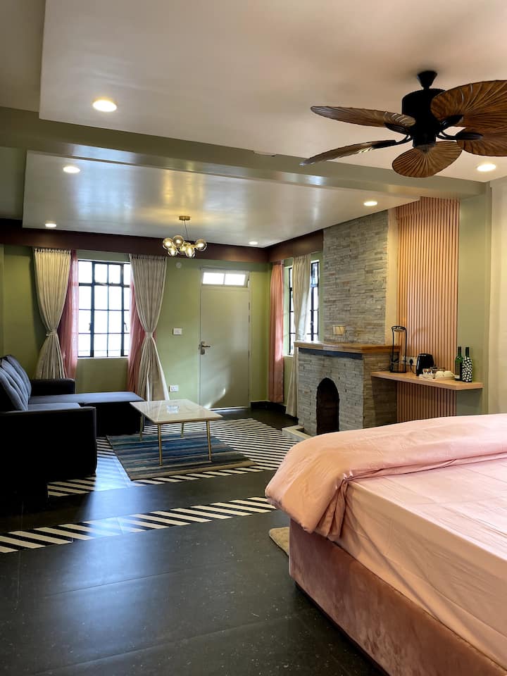 2 Bedroom Suite With Indoor Fireplace & A Balcony - Kalimpong