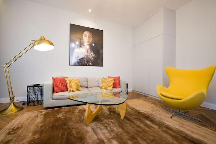 Bright Furnished 1-bedroom In 9th District 3.21 Dp - 빈