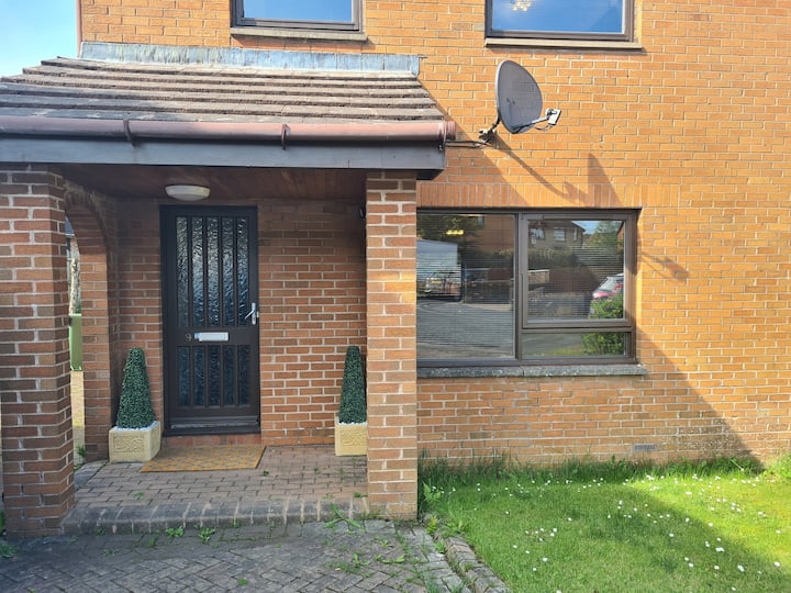 3 Bedroom Semidetached House  Parking And Garden - Paisley