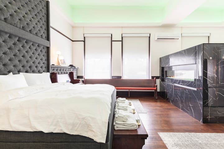 King Fireplace Luxury Loft Gym Bball Ev+ - Lake Erie, PA