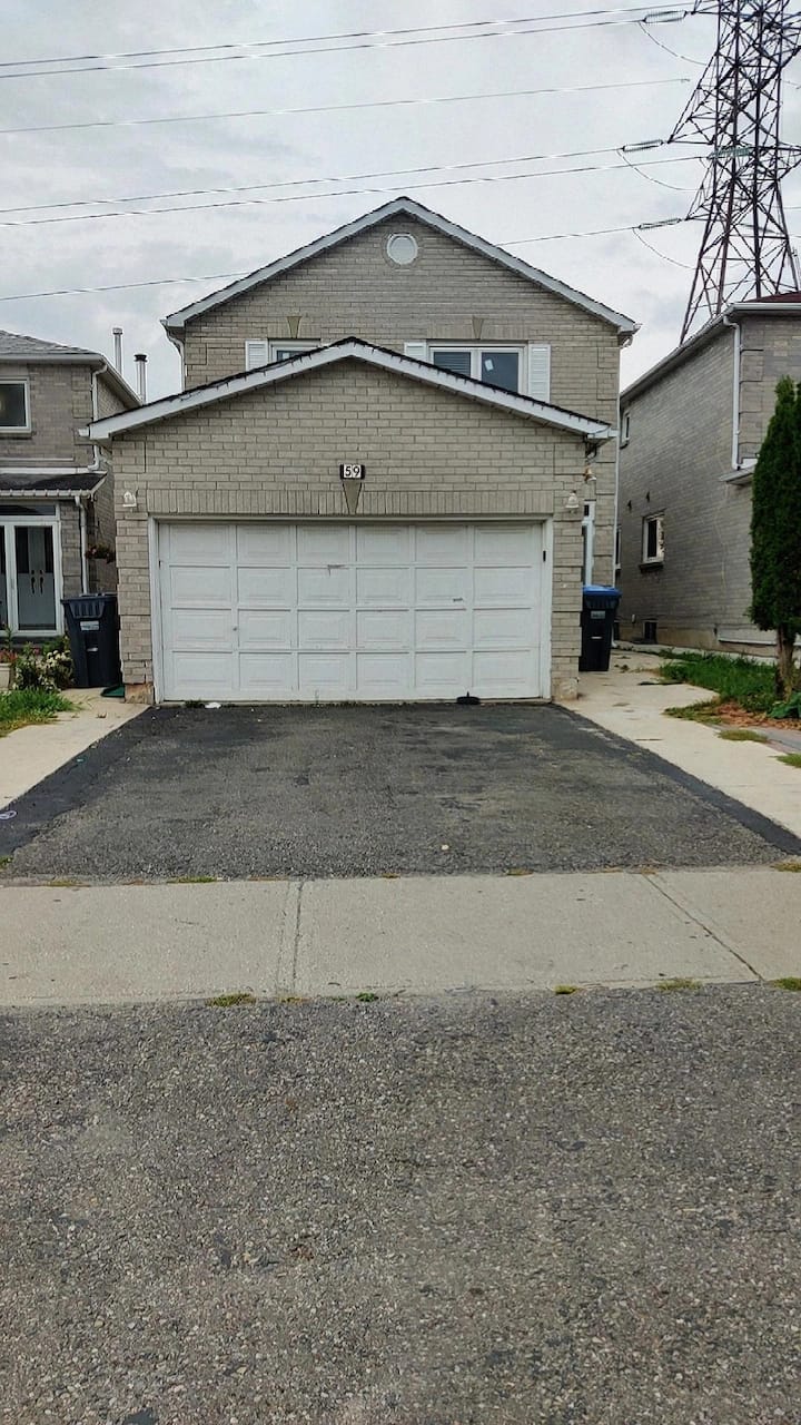 Beautiful Detached House - Brampton