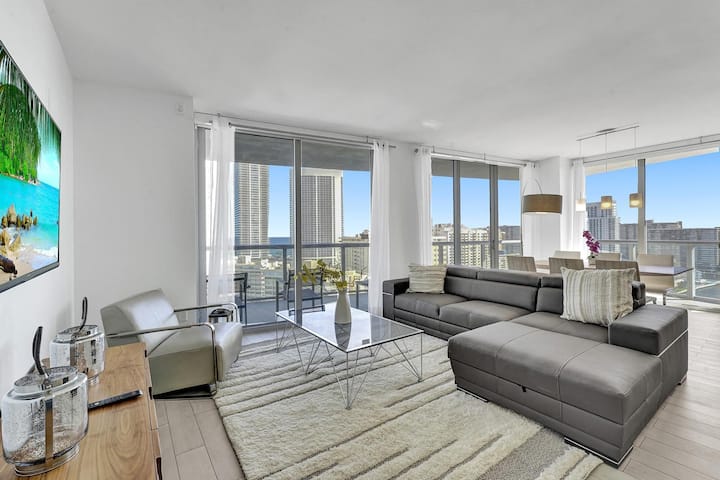 Ocean View 3 Bedroom Condo Resort Amenities 1901 - Hallandale Beach, FL