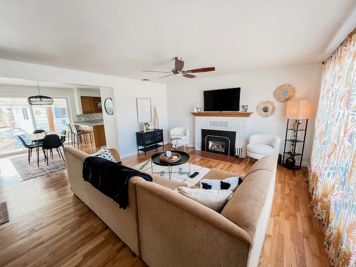 Eclectic 2 Bedroom Home Near Downtown - Medford, OR