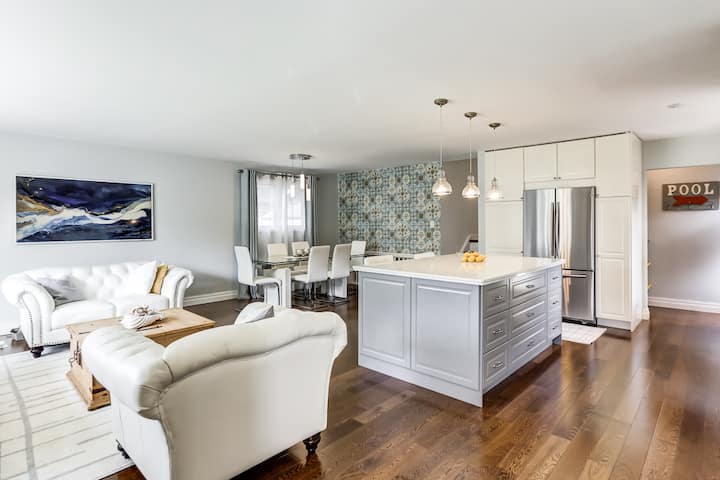 Modern Luxury House W/ev Charger & Heated Pool - Burlington