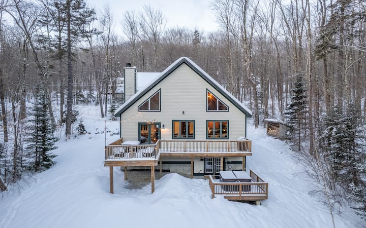 Private Brook Chalet: Hot Tub - Fire Pit - Ski - Dover, VT