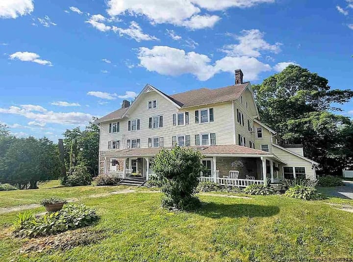 Spring Apartment - 5 Guest - New Paltz, NY