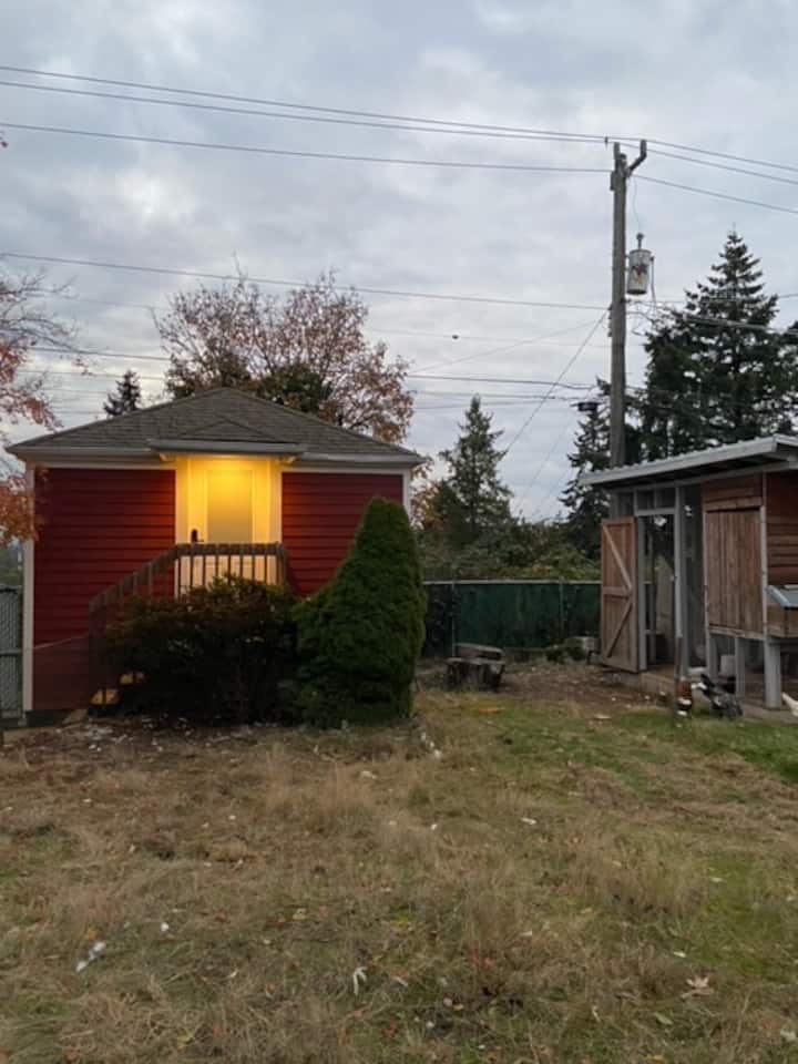 Urban Cottage Near Alki Beach And Downtown - Seattle, WA