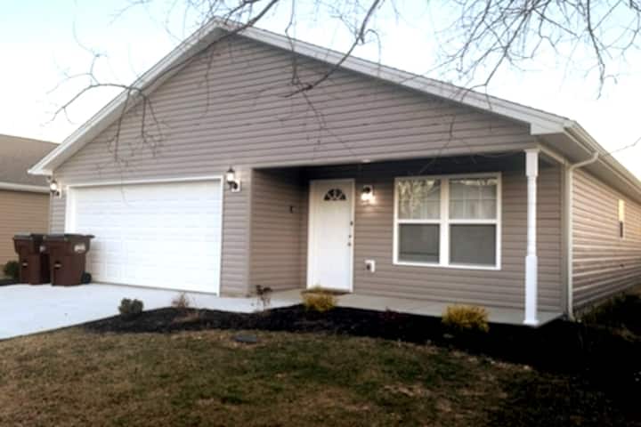 Diamond Of A Deal! Book Now! 4 Beds/2 Car Garage - Triangle Lake, Middletown