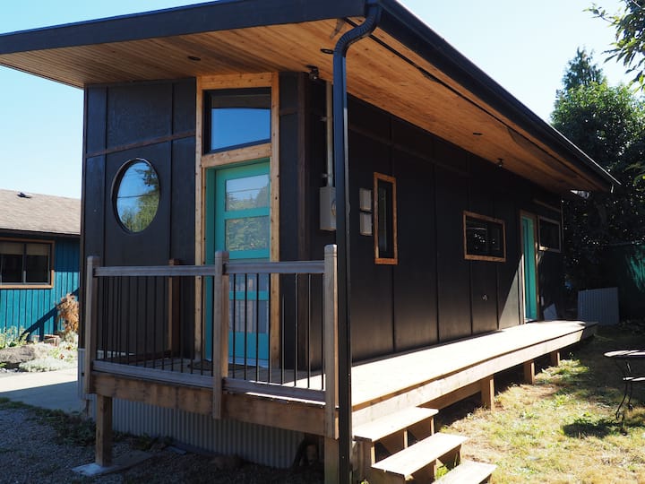 Unique Private Cottage Steps From The River - Courtenay, BC, Canada