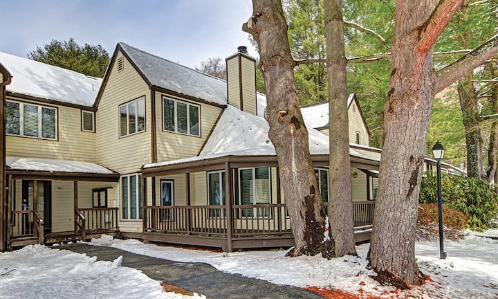 Poconos 4 Beds, Sleeps 6, Full Kitchen, Pools, Bbq - Stroudsburg, PA