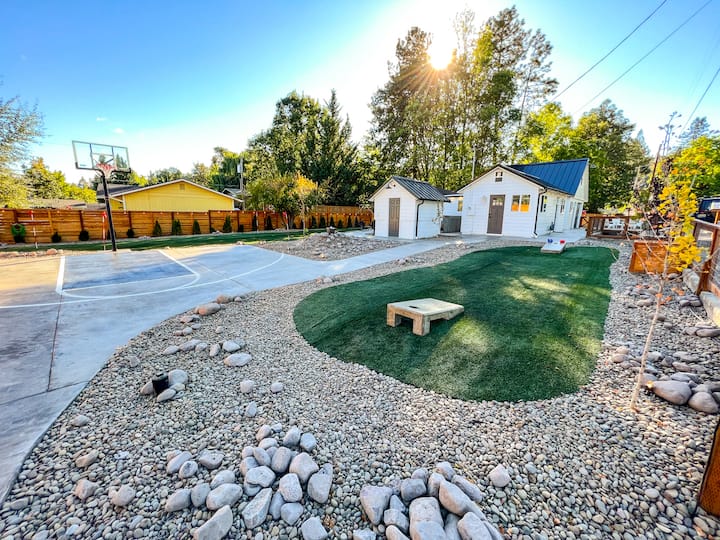 Family Friendly Home! Hottub, Game Room, Minigolf! - Grants Pass, OR