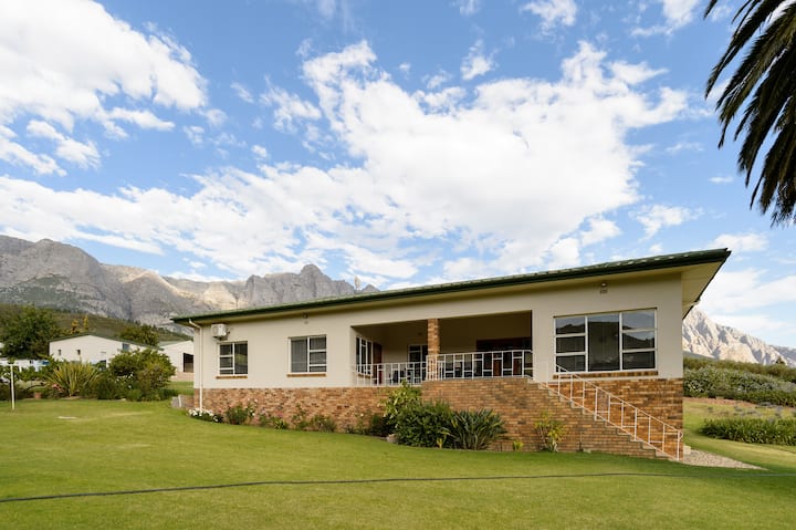 Yellow Cling Farmhouse - Vredehoek Guest Farm - Wolseley