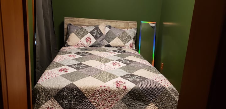 Cheerful Bedroom E W/ Pool, Close To Cvph Hospital - Plattsburgh, NY