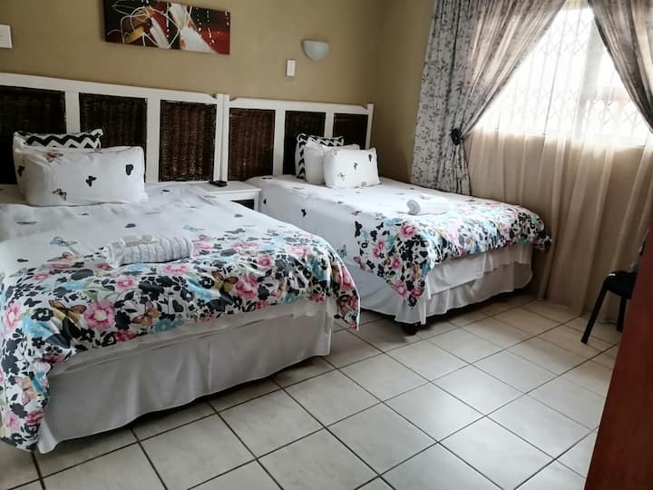 Psalms Rm Has 2 Dbl Beds, Ensuite, Dstv, Fridge - East London
