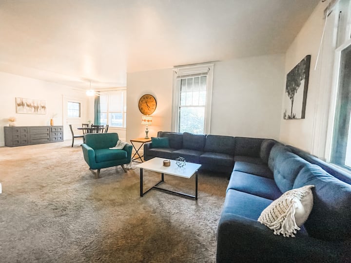 Large 2-bedroom Main Floor With 2 Amazing Porches! - Quincy, IL