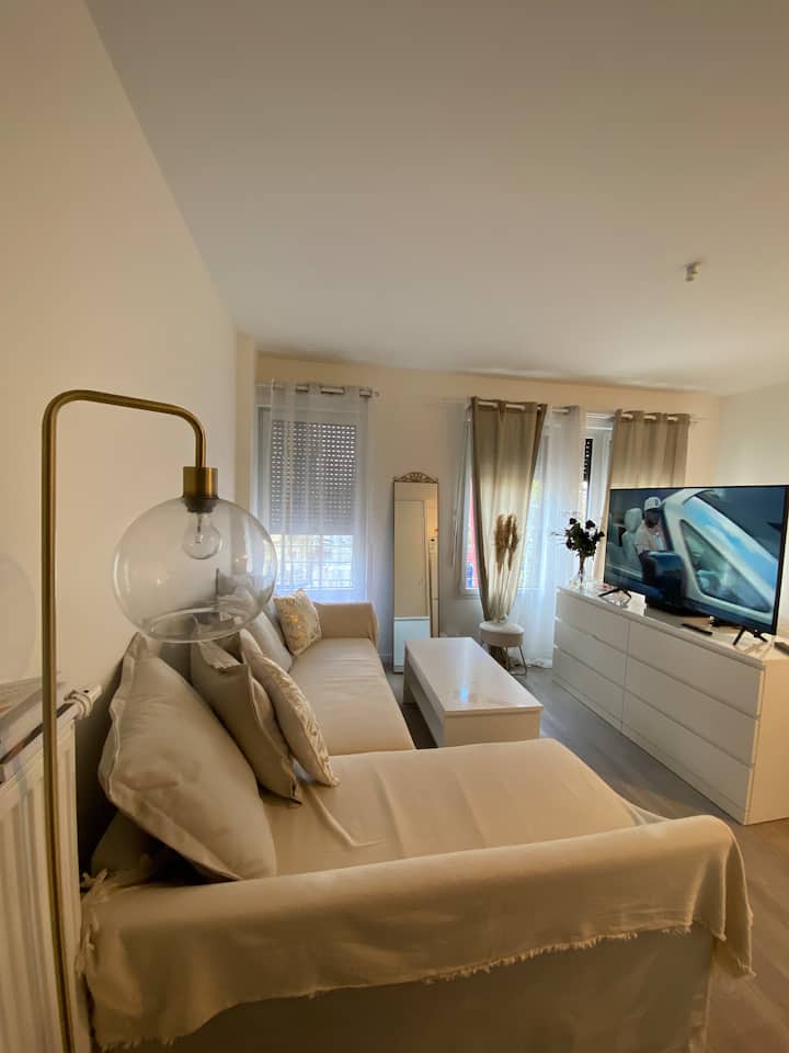 Superbe Studio éQuipé Parking Couvert Compris - La Courneuve