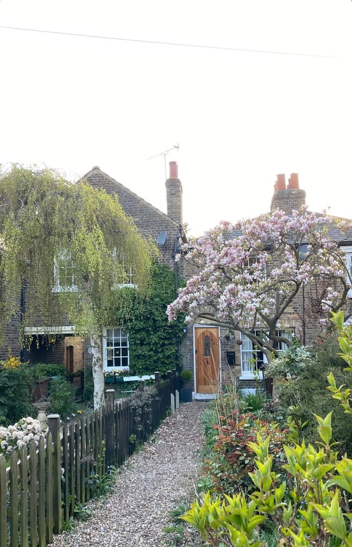 2 Bed Cottage & Huge Garden Office In East London - London, UK