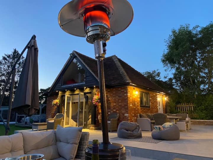 The Lodge: A Comfortable 1 Bedroom Guest House - Brentwood