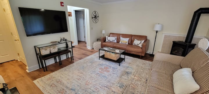 2 Br Cozy Condo Stowe Getaway, Sleeps 6! - Stowe, VT