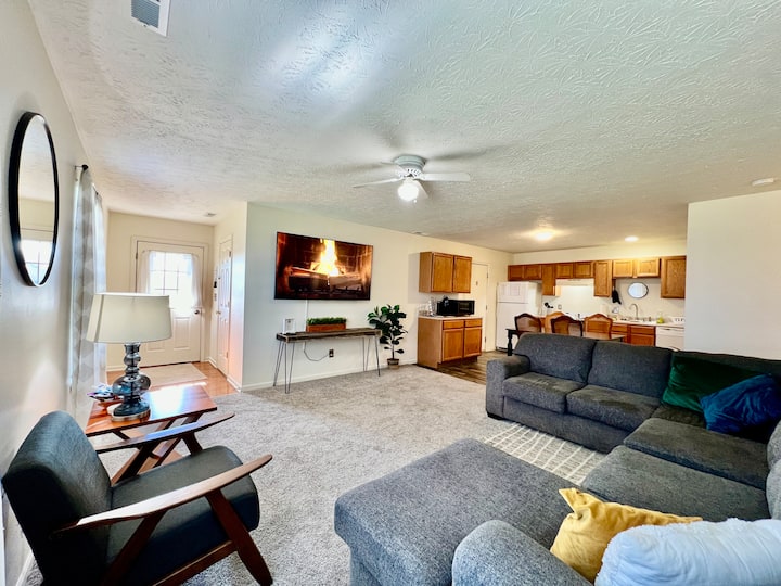 Frank's Funky And Fashionable Furnished Home - Middletown, OH