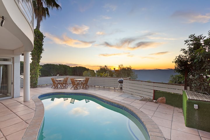 Luxurious 4-bedroom Apartment With Pool - Camps Bay