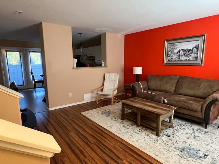 Clean And Comfy 3 Bedroom Condo Close To Downtown! - Regina