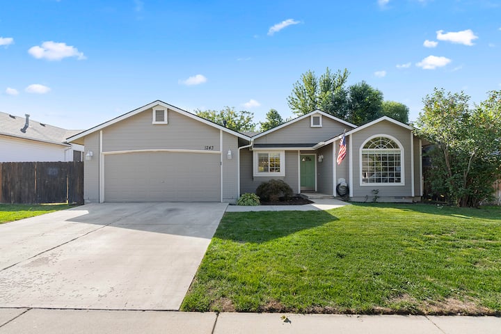 Huge Backyard, Bbq, Fire Pit, & Near Outdoor Mall - Meridian, ID