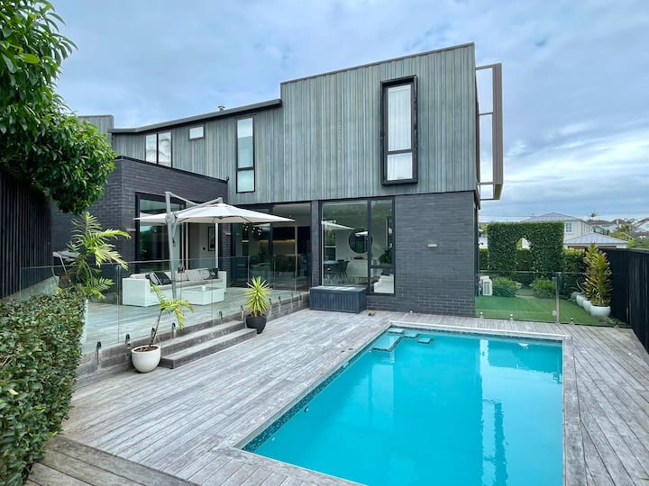 Spacious Modern Family Home With Pool By The Beach - Auckland