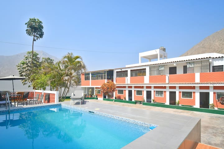 Casa Con Piscina En Cieneguilla - Lima